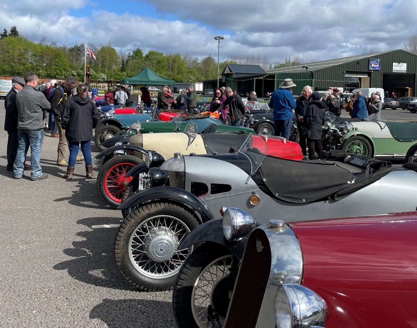 Benefits of joining a classic car club & how to find the club for you